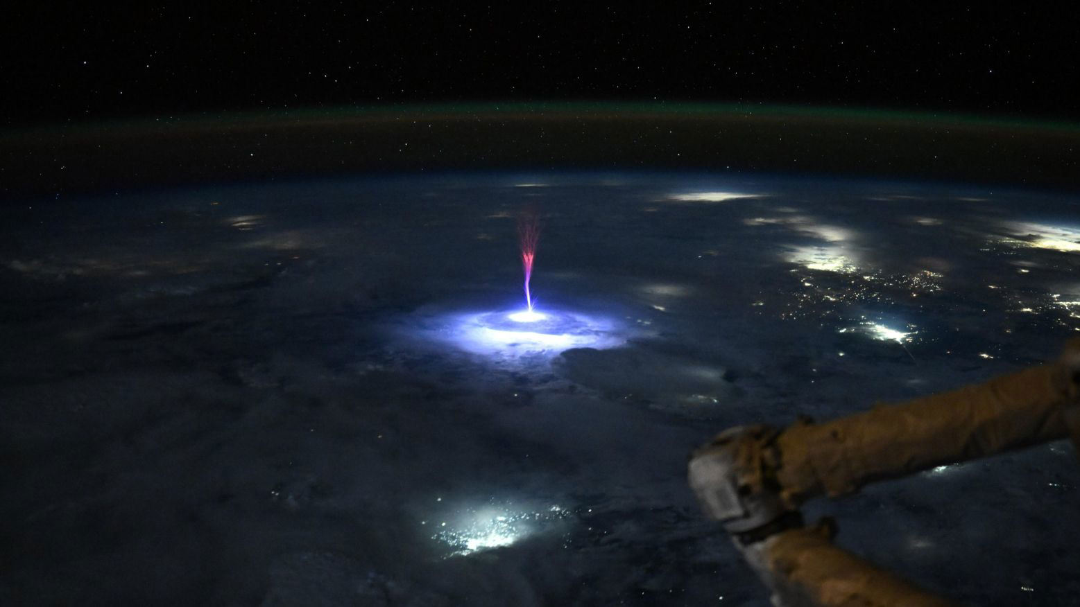 ISS astronaut captures a rare phenomenon from orbit — a giant 'sprite ... ISS astronaut captures a rare phenomenon from orbit — a giant 'sprite ...