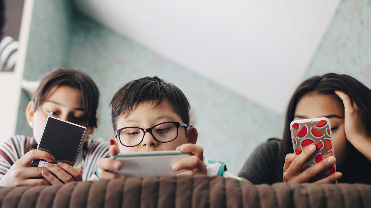 Study Finds Connection Between Screen Time and Mental Health in Kids ...