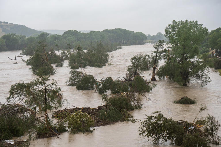 Reported miracle rescue of 2 girls clinging to tree in Texas floods was ...