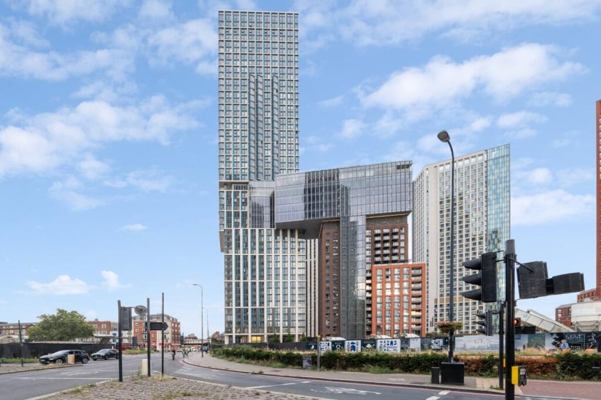 Man, 32, stabbed to death in lobby of luxury skyscraper next to US ...