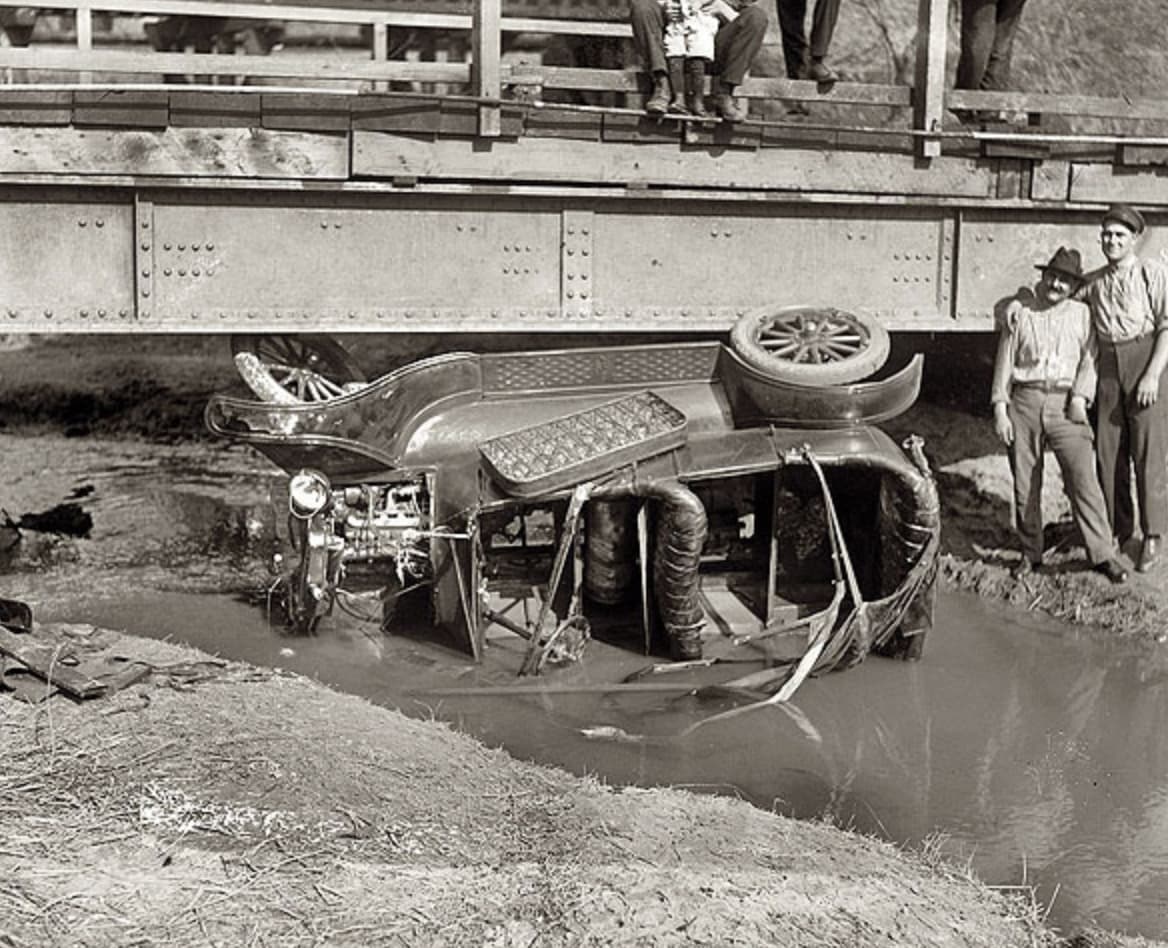 24 Photos of Ford Model T Accidents and Crashes