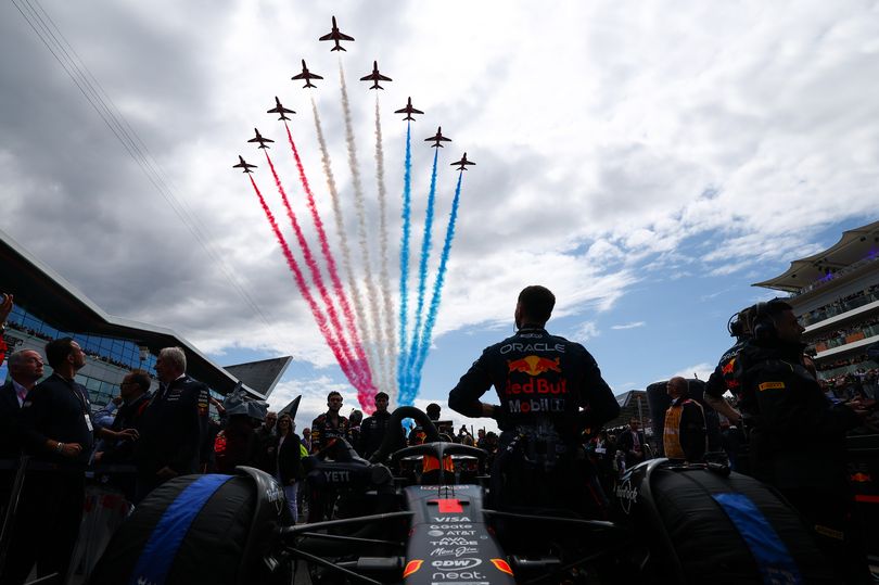 Incredible moment Red Arrows fly over the F1 Grand Prix at Silverstone