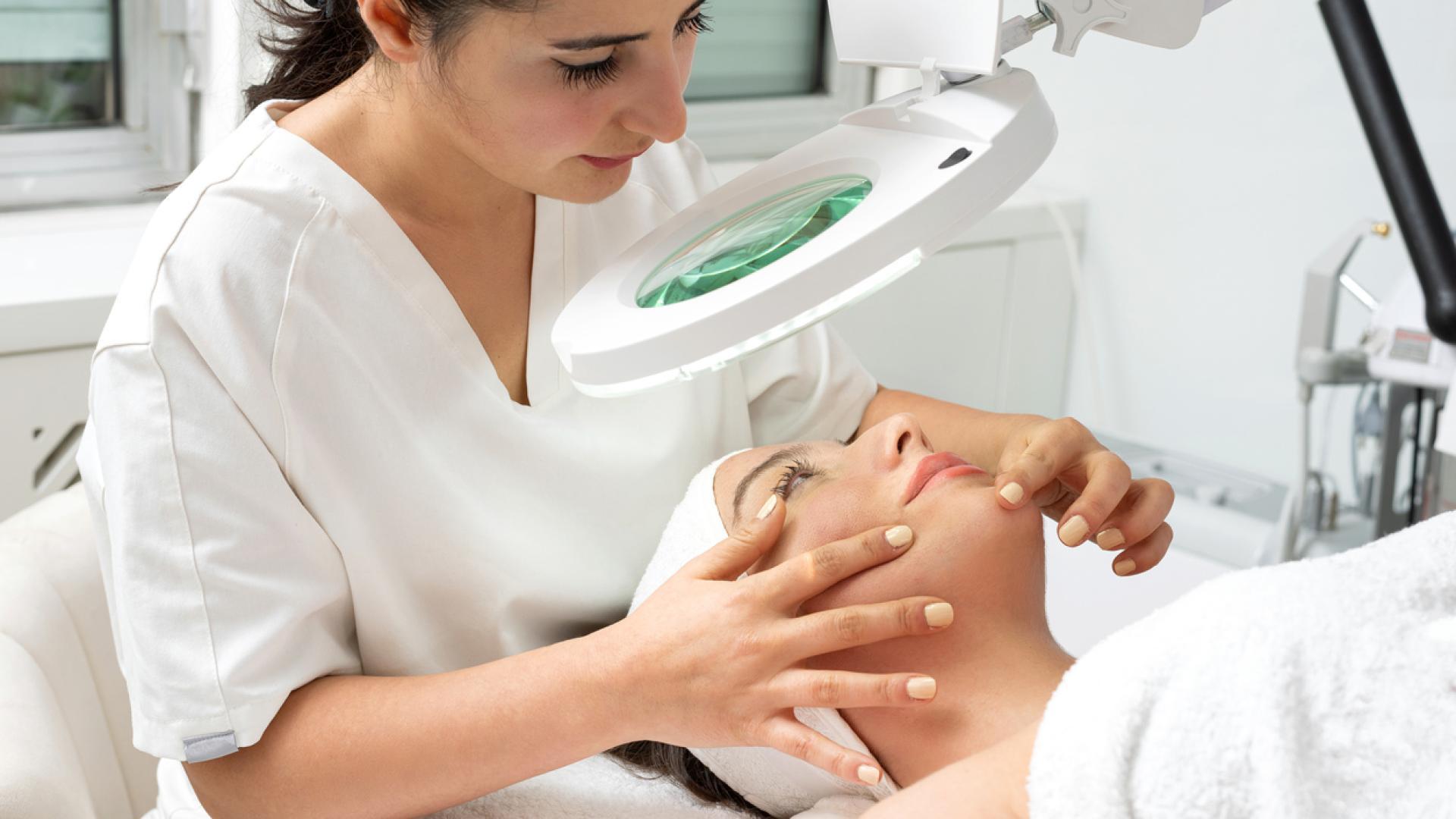 Qué es la psicodermatología y cómo los problemas psicológicos pueden ...