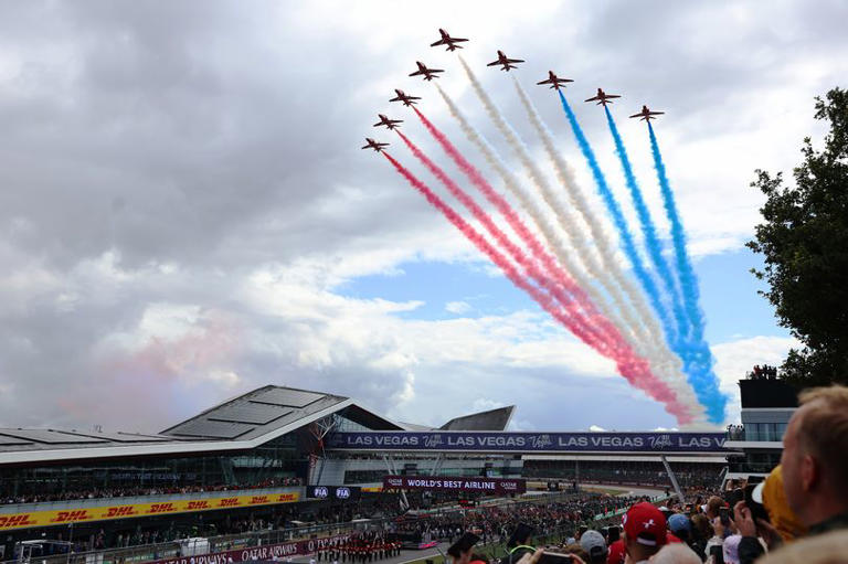 Incredible moment Red Arrows fly over the F1 Grand Prix at Silverstone
