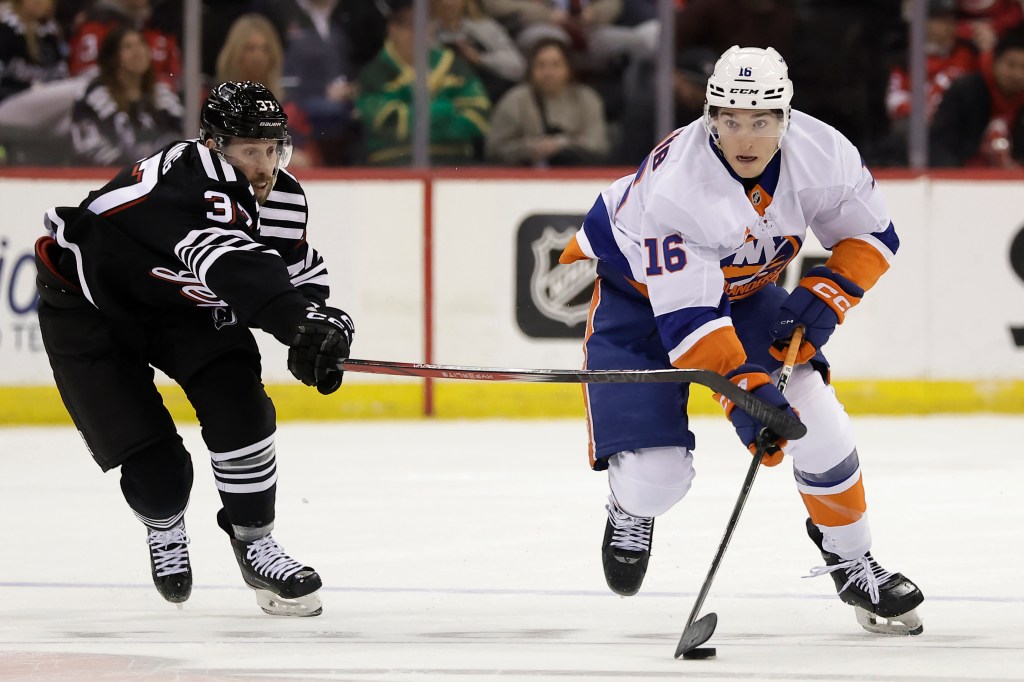 Marc Gatcomb gets one-way deal from Islanders after impressive stint