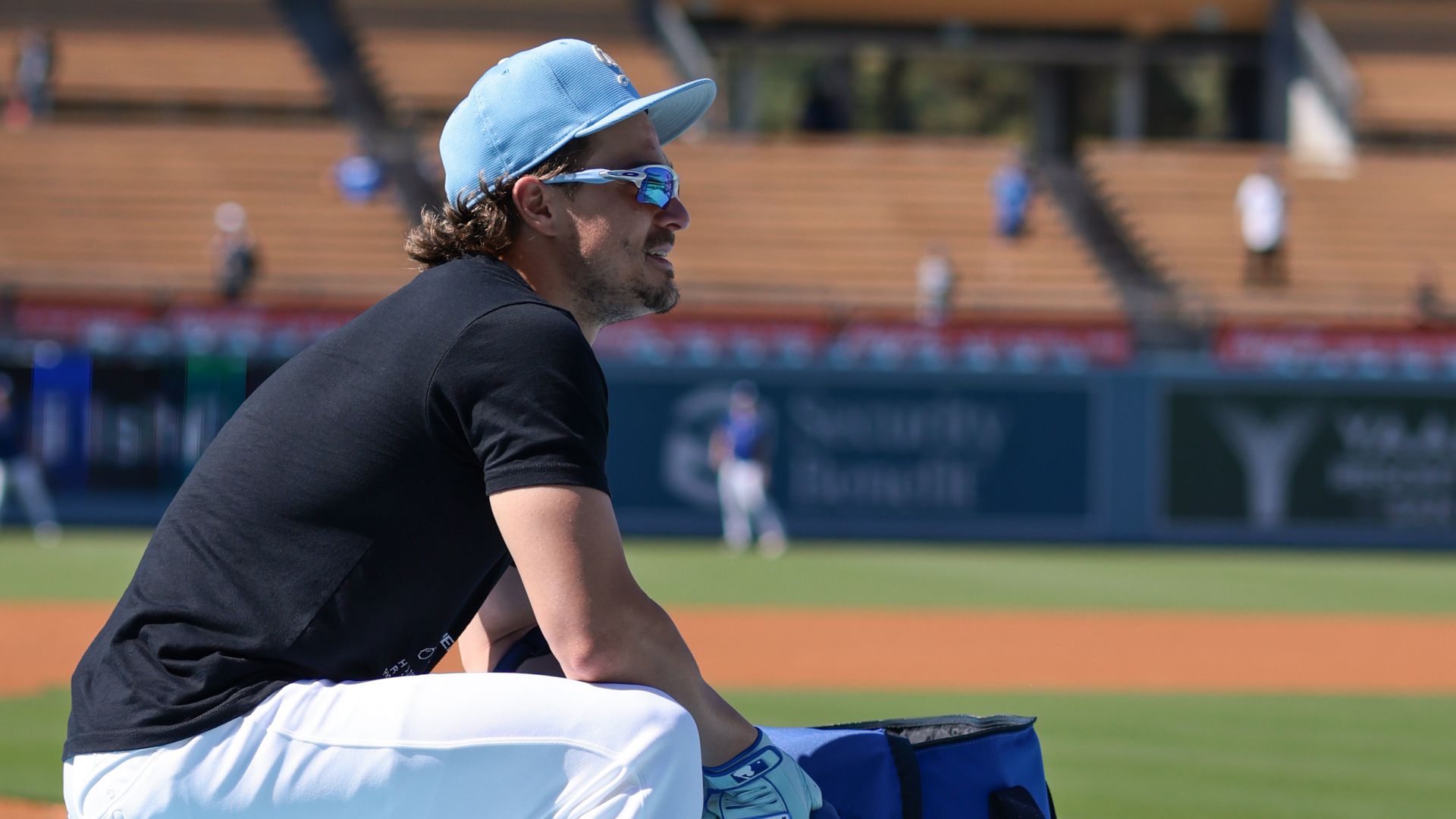 Kiké has elbow injury, Dodgers mulling roster moves