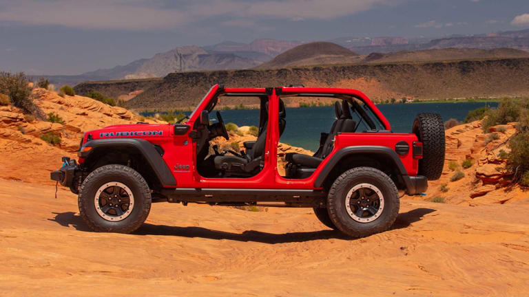 The last two SUVs left in America with a manual transmission