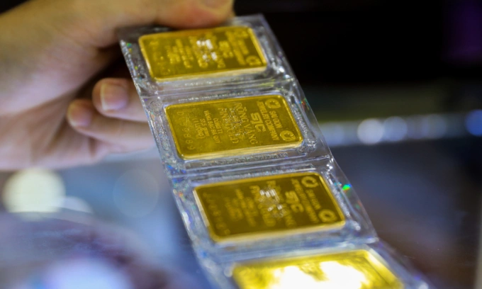 Gold prices decline as global rates fall