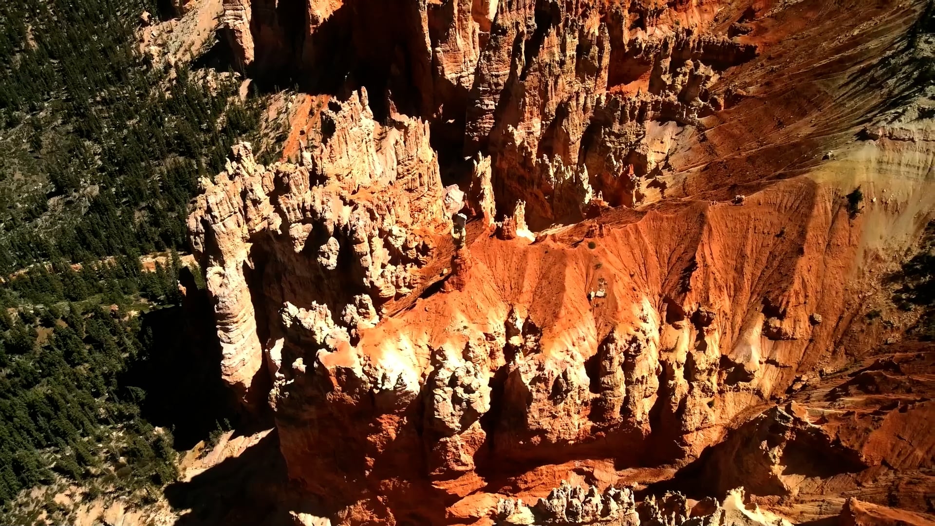 Les merveilles de Bryce Canyon : les roches rouges révélées par un drone