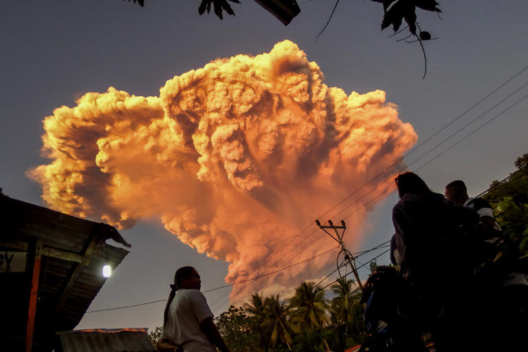 Lava and ash spews 4km into the air as Indonesia volcano erupts again