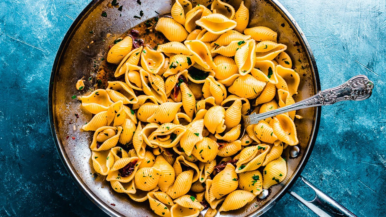 Pasta with Sun-Dried Tomatoes and Garlic Oil