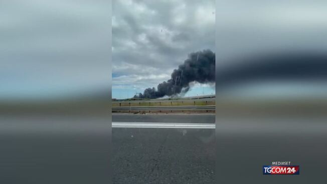 Fiumicino, fiamme nel cantiere della liburna