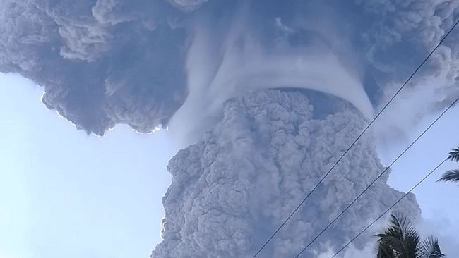 Enormous Ash Cloud Looms in Indonesia After Mount Lewotobi Erupts
