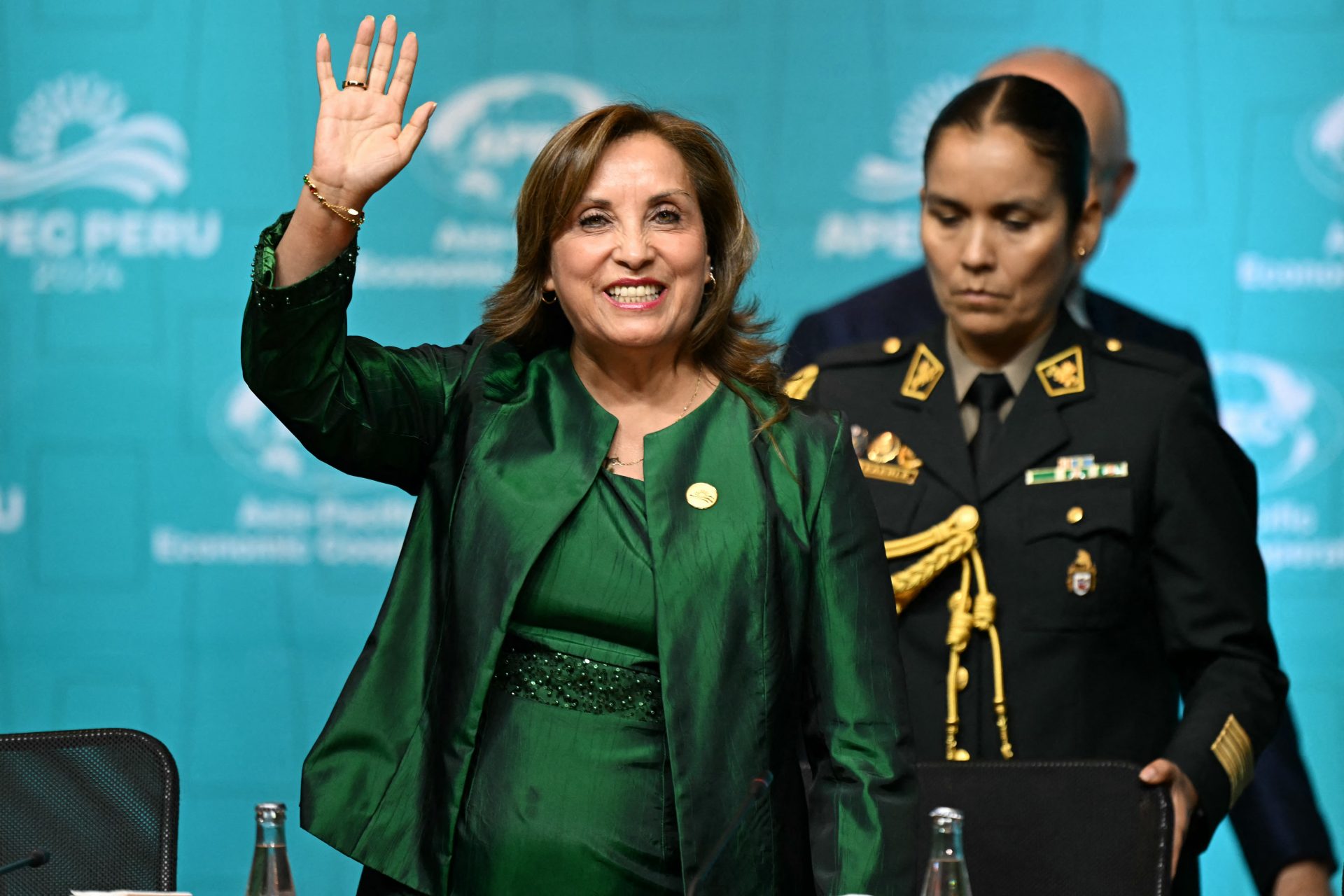 Este es el nuevo y escandaloso sueldo de la presidenta de Perú Dina ...