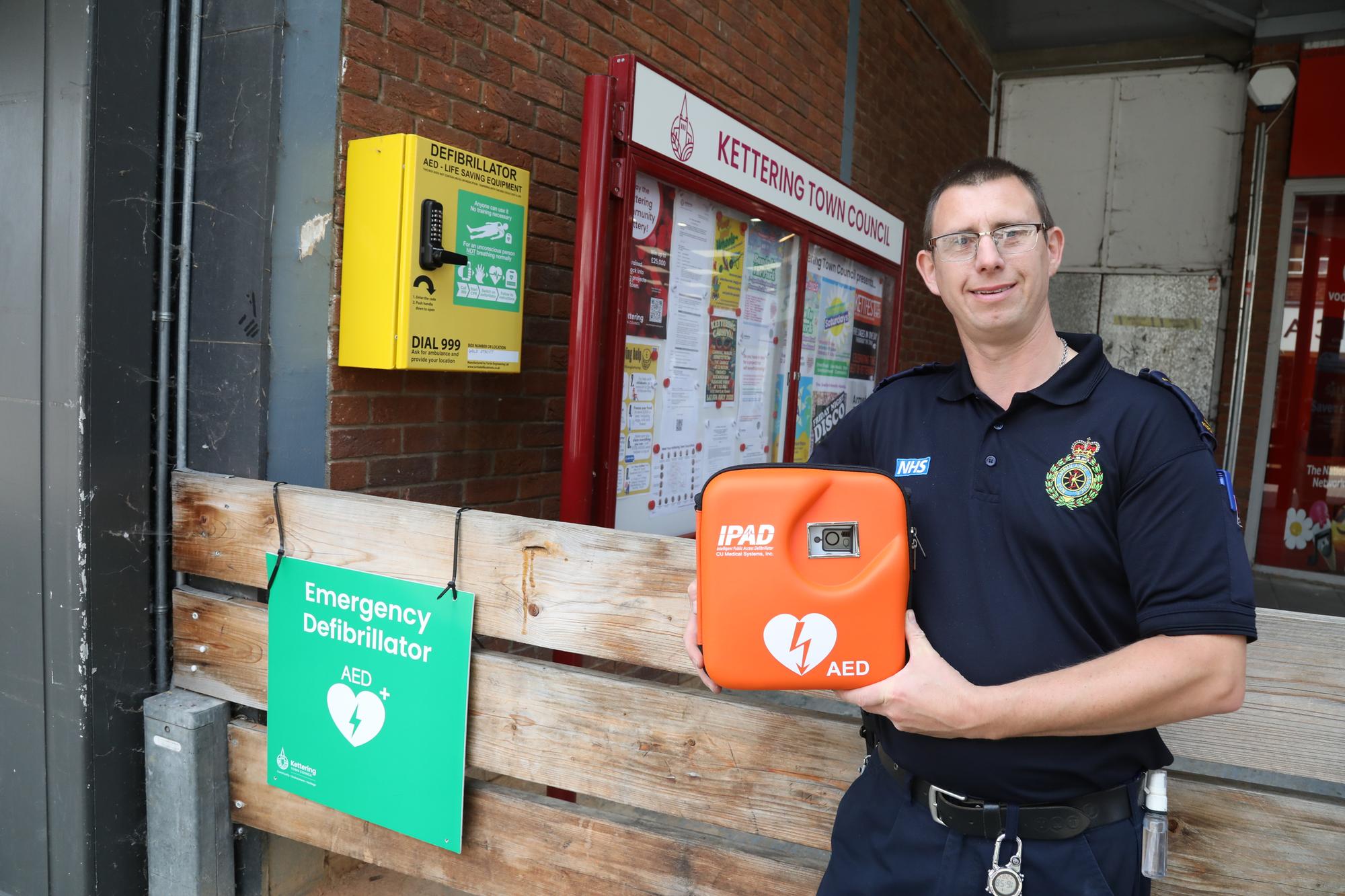 Lifesaving defibrillator unveiled in Kettering town centre thanks to £ ...
