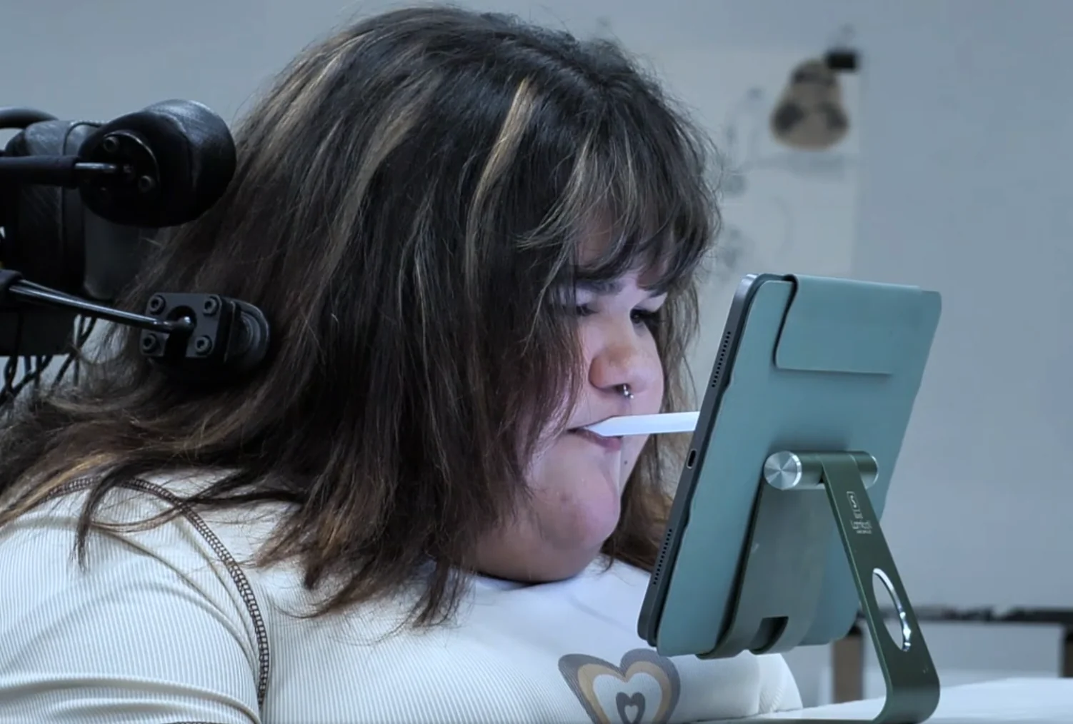 Estudante com deficiência rara cria desenhos usando a boca: "Essa é a ...