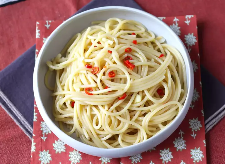 Spaghetti aglio, olio e peperoncino: the last minute dish of Italian ...