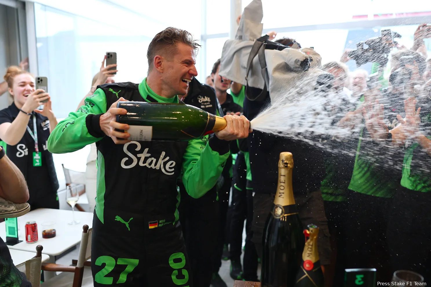 Mercedes en Aston Martin gaven Sauber champagne, Hülkenberg deelt ...