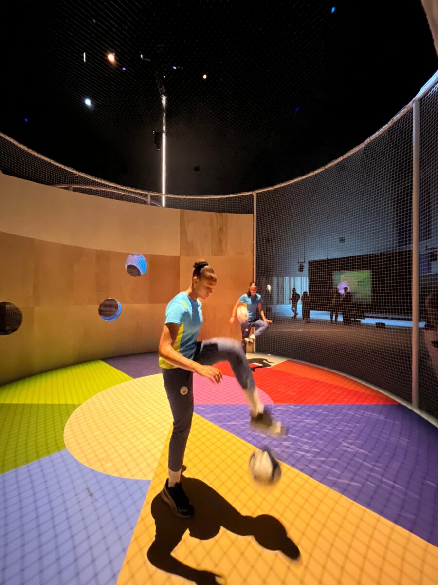 A Manchester il Calcio Diventa Arte: “The Playmaker” dello Studio ...