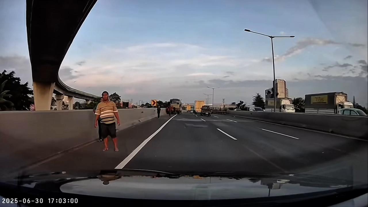 Driver saves child who falls from bus and reunites him with family