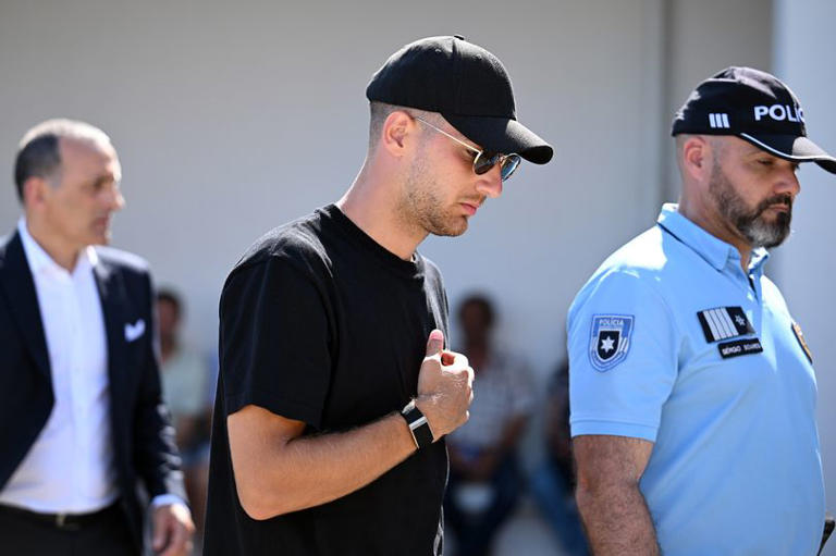 Man Utd pushes back Bruno Fernandes and Diogo Dalot return date after ...