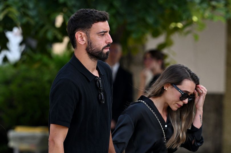 Man Utd pushes back Bruno Fernandes and Diogo Dalot return date after ...