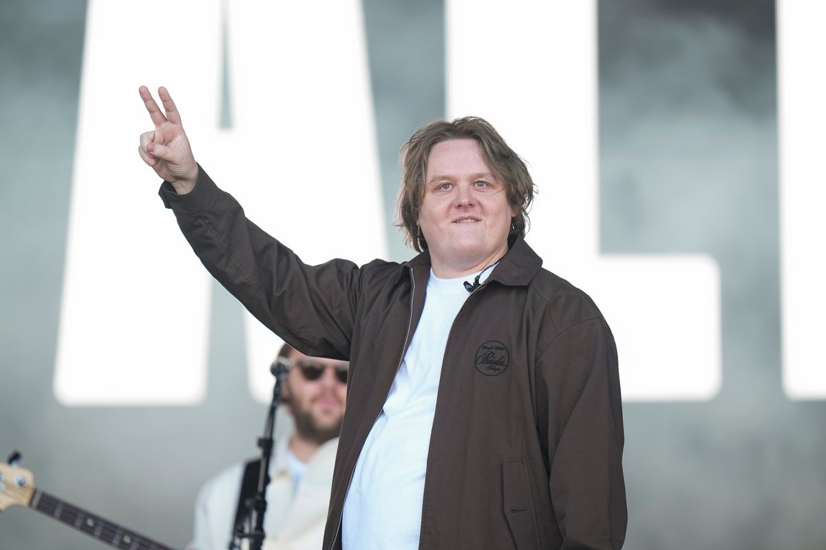 Lewis Capaldi says attending therapy helped him return to the stage