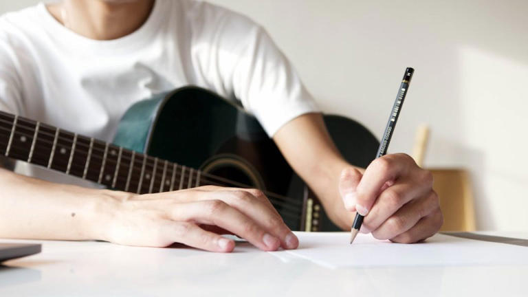 Are left-handed people more creative?