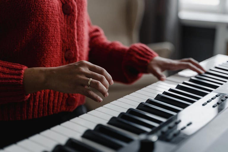 Are left-handed people more creative?