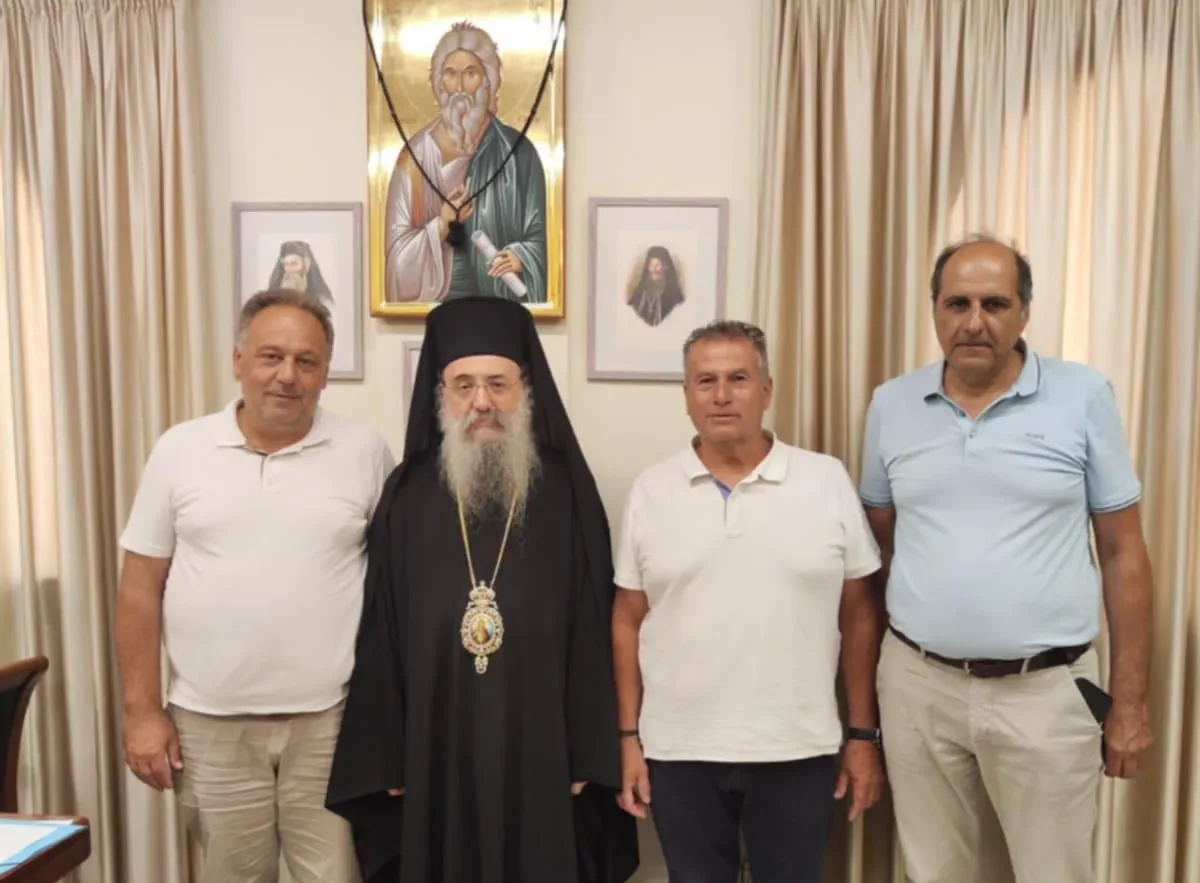 Το νέο Προεδρείο του Εμπορικού Συλλόγου Πατρών με τον Μητροπολίτη Πατρών