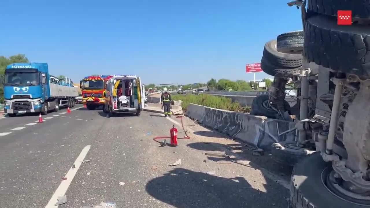 Herido grave tras volcar con su camión en la M-503 en Majadahonda