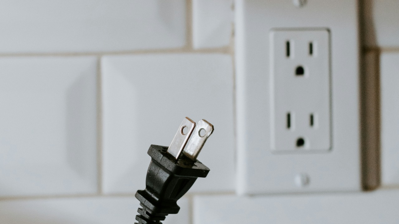 Can You Plug 2-Prong Into 3-Prong? What The Third Hole Does