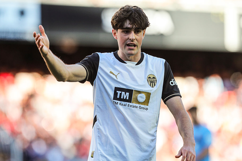 Man Utd tracking Valencia midfielder