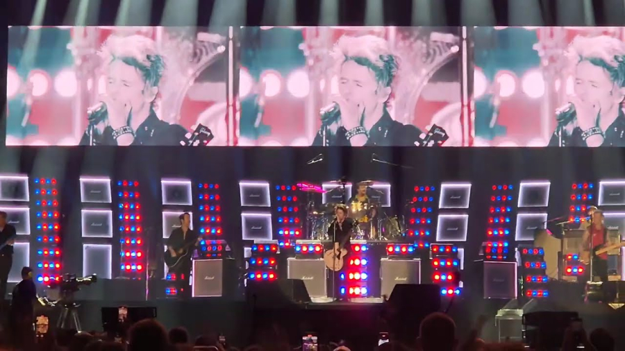 Green Day για πρώτη φορά στην Ελλάδα: Η ελληνική σημαία, η φαν που ...