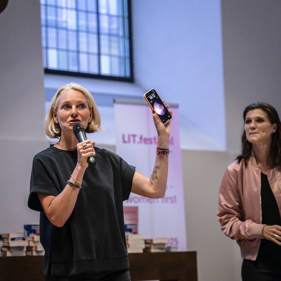 Miriam Meckel und Léa Steinacker singen das Lied der Künstlichen ...