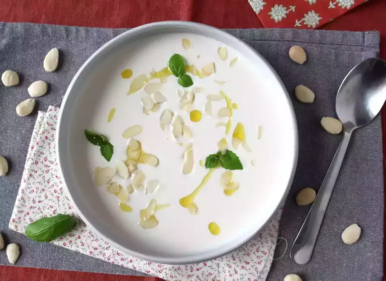 Ajoblanco andaluz: la sopa fría que siempre apetece en verano