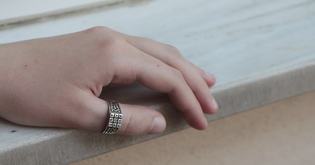 Thumb Rings and Their Surprising Meaning for Women and Men