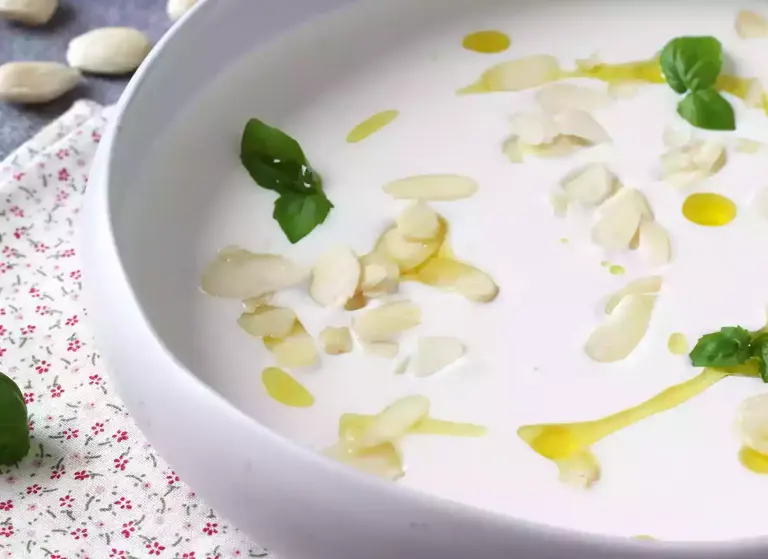 Ajoblanco andaluz: la sopa fría que siempre apetece en verano