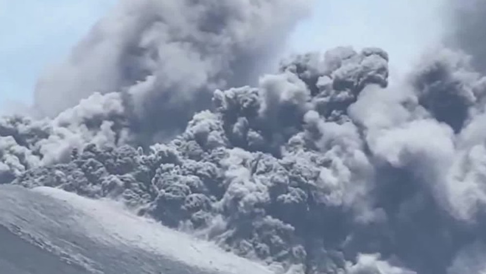 Gigantic ash cloud: Volcano in Japan breaks out