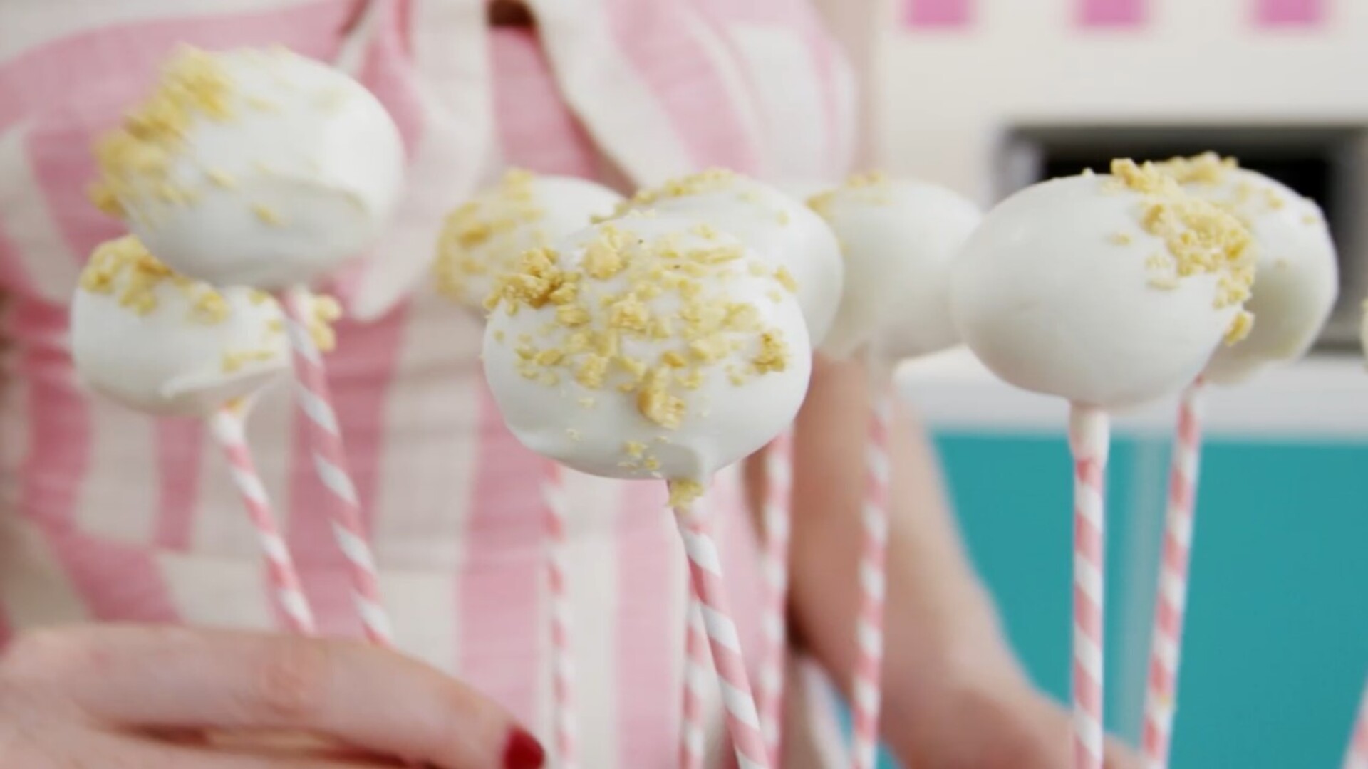 Pops de bolo PB & J com compota de morango e chocolate branco