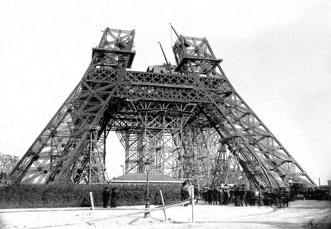 10 Photos of Famous Landmarks as They Were Being Built