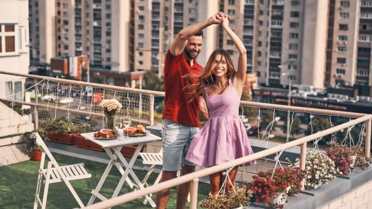 15 Signs a Man Feels Secure in His Relationship