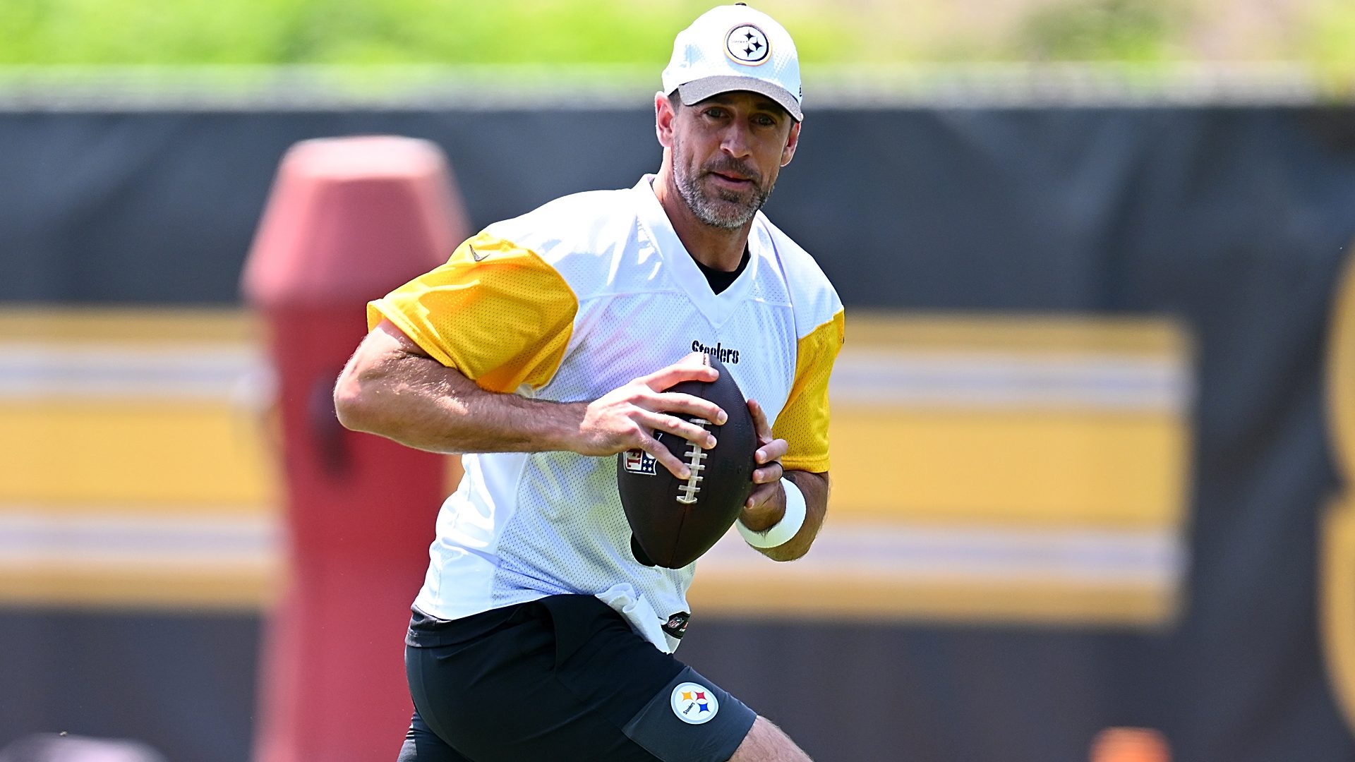 Former NFL Executive Has Shocking Prediction for Aaron Rodgers’ Season