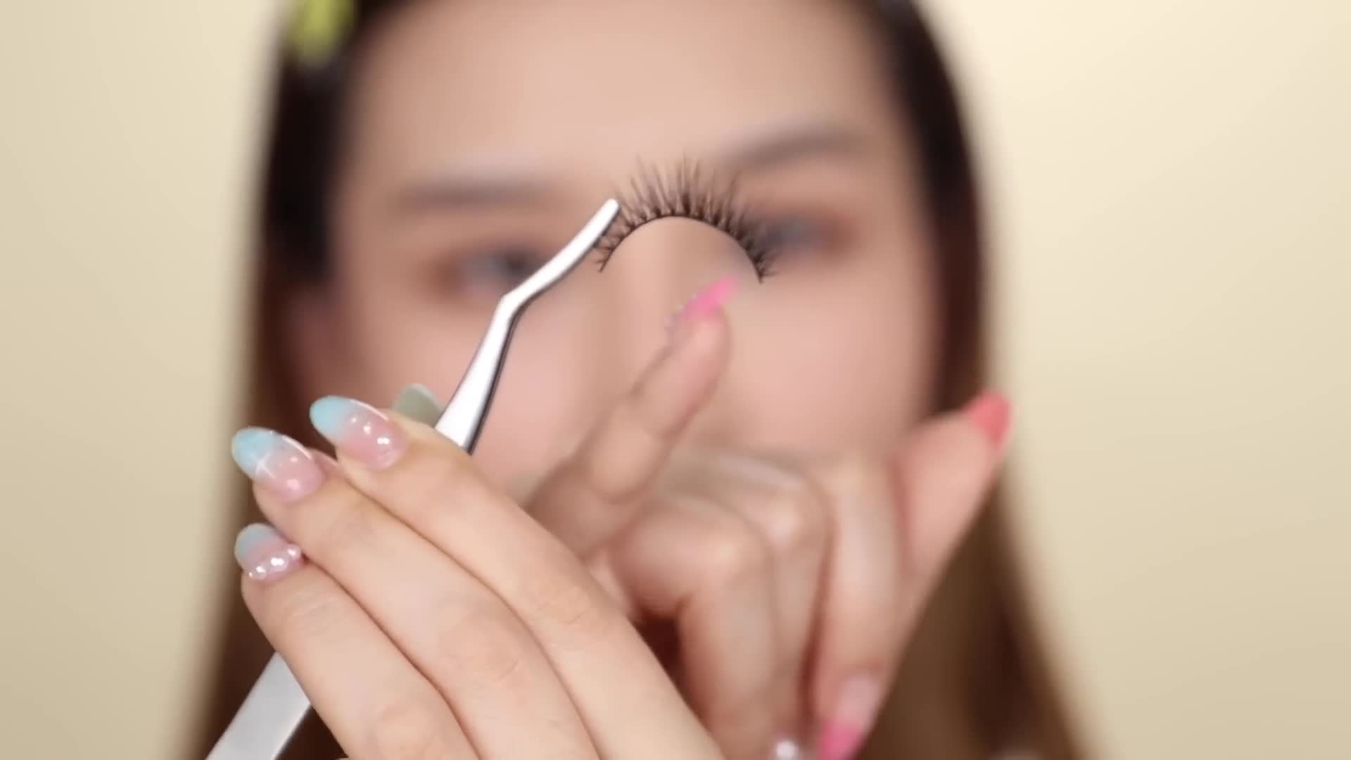 A Beginner’s Guide to Applying False Eyelashes the Right Way