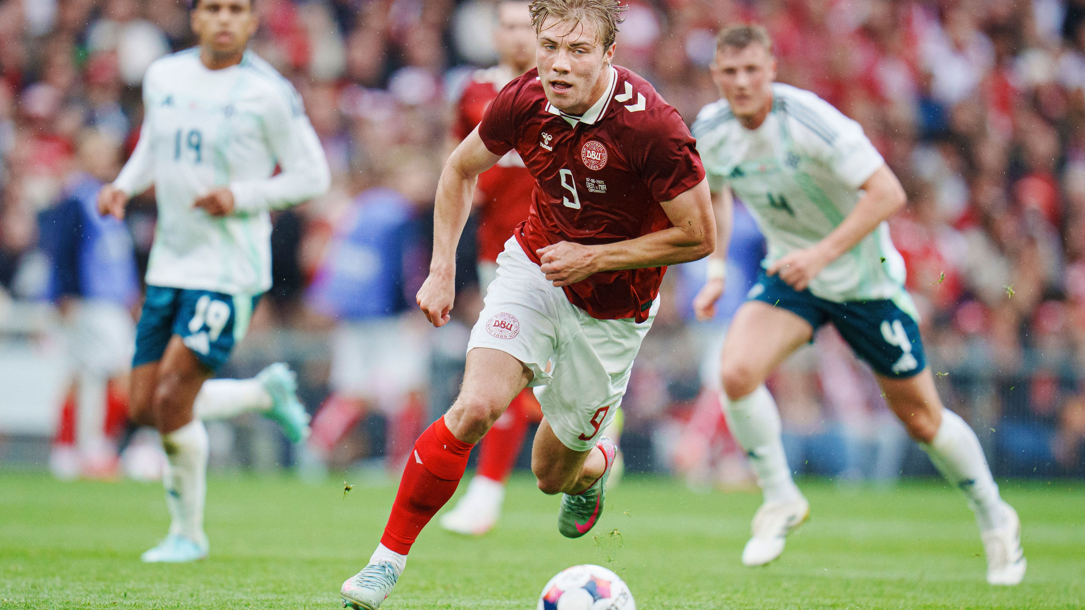 أسطورة مانشستر يونايتد عن هويلوند: الأعمى سيلعب أفضل منه