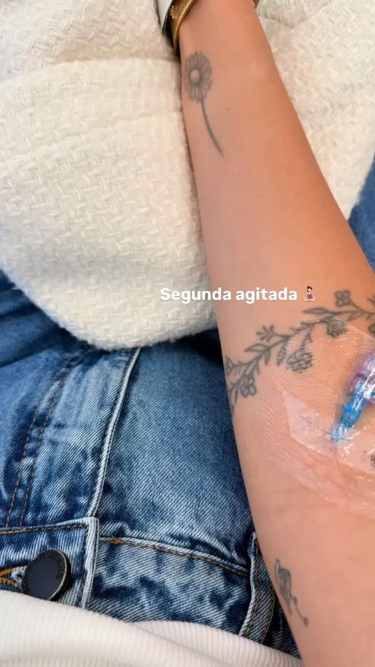 A influenciadora digital Bruna Gomes dá entrada no hospital