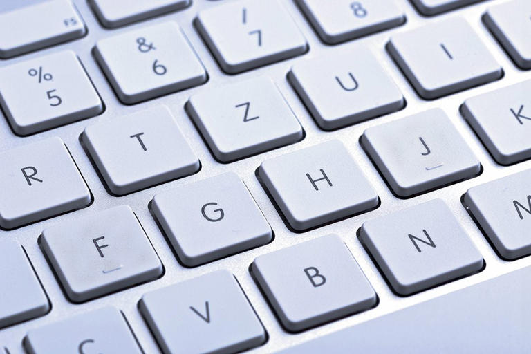 The Trick That Helps You Type on Your Keyboard Without Looking
