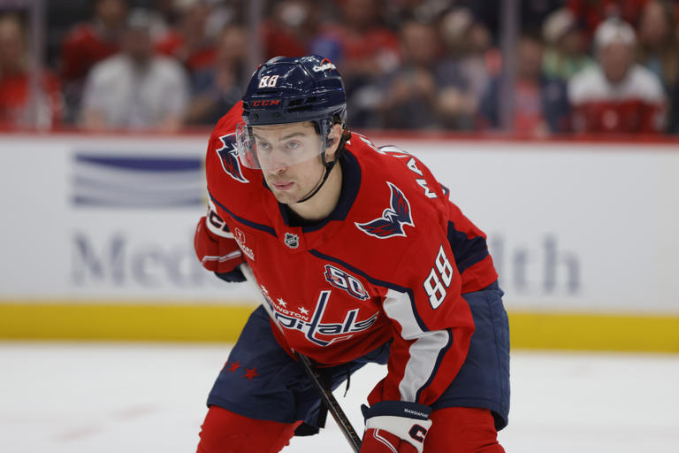 Oilers Beat Maple Leafs to Sign Key Free Agent Forward