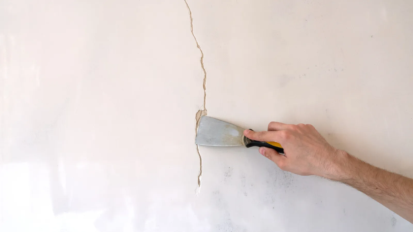 Wall cracks warning signs every homeowner should know
