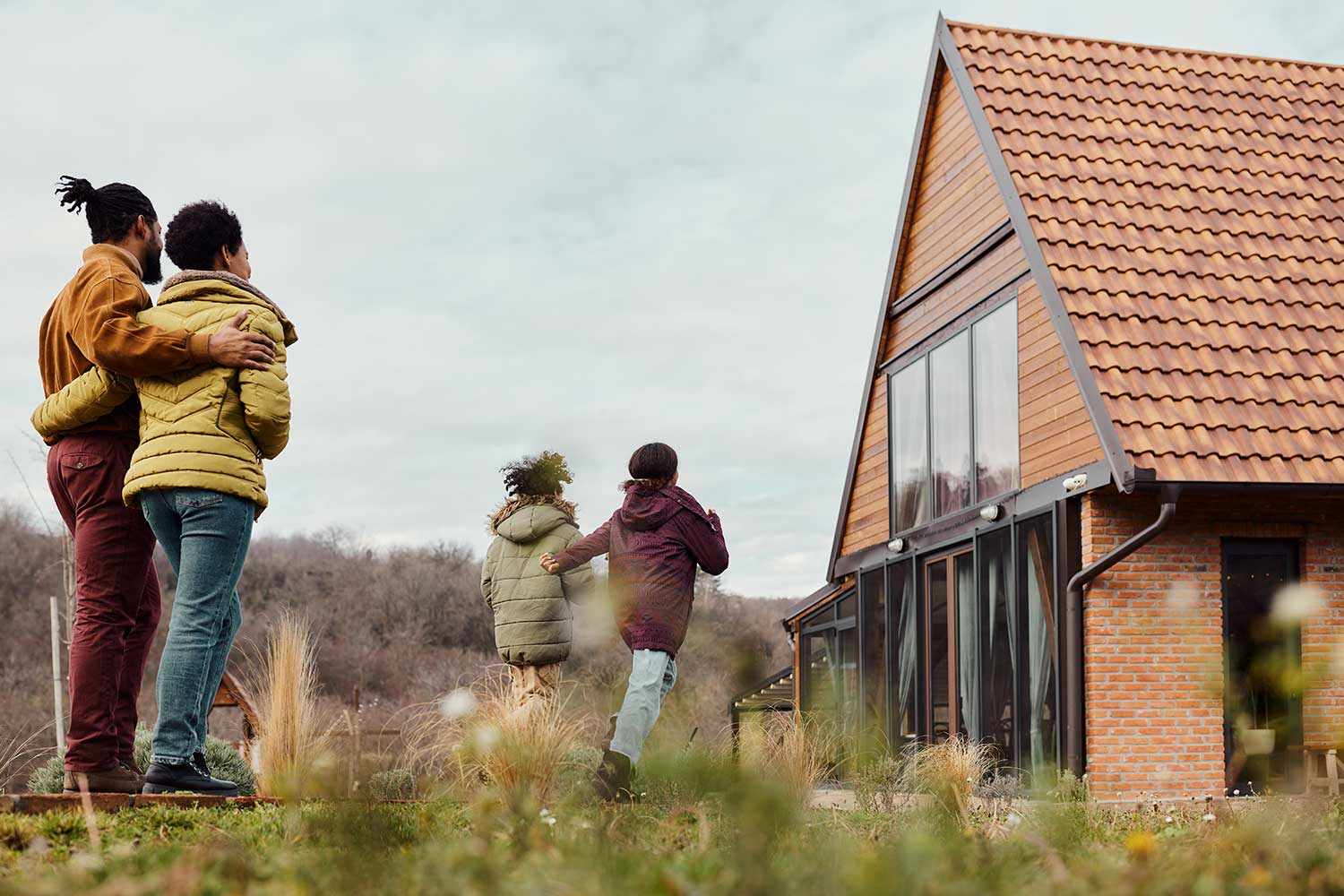 Woman Wakes Up from Nap During Vacation and Realizes Boyfriend and His ...